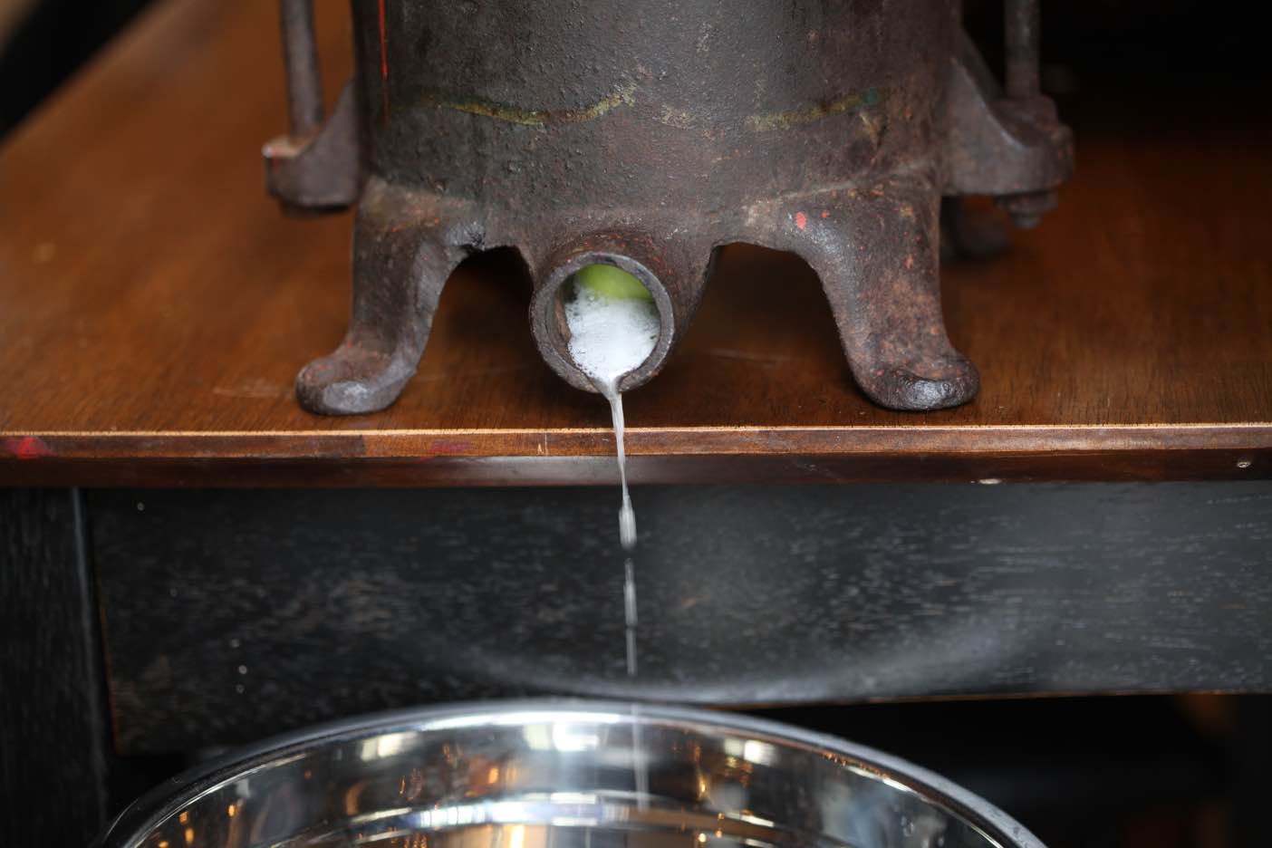 How To Make Apple Cider With A Press - Farmhouse & Blooms